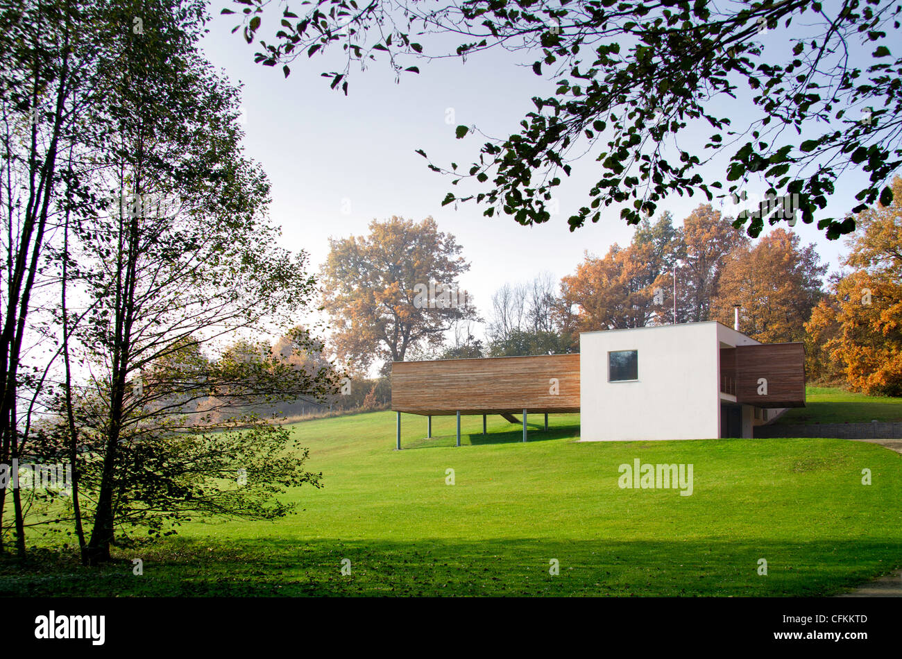 Modern house in countryside Stock Photo - Alamy