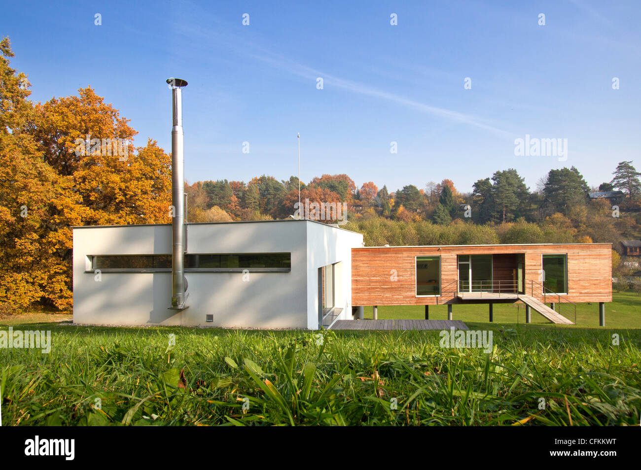 Modern house in countryside Stock Photo - Alamy
