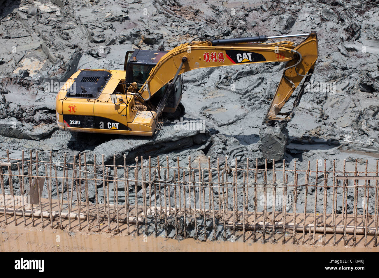 Mechanical Excavator Working in Mud Stock Photo - Alamy