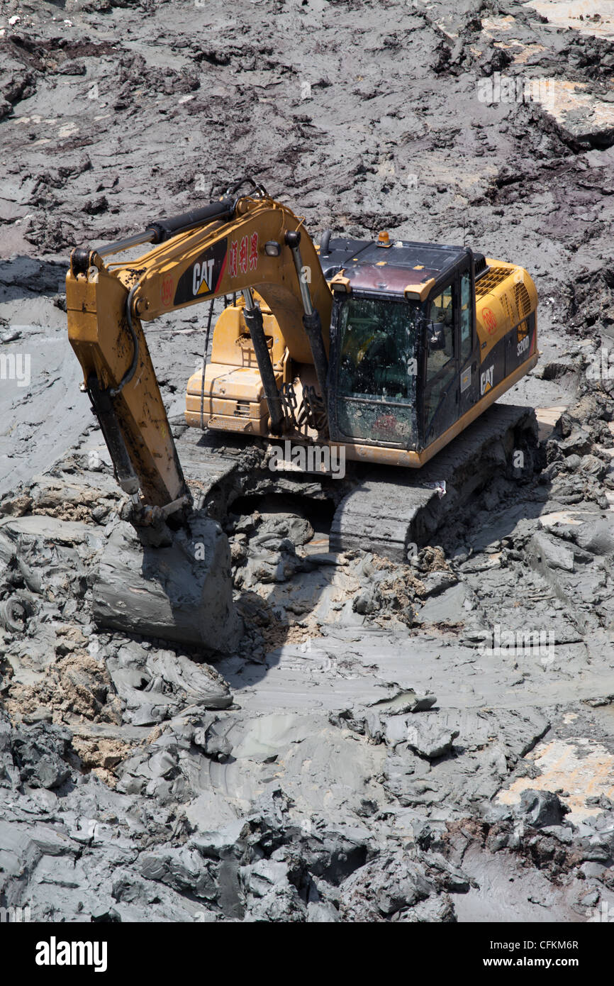 Mechanical Excavator Working in Mud Stock Photo - Alamy