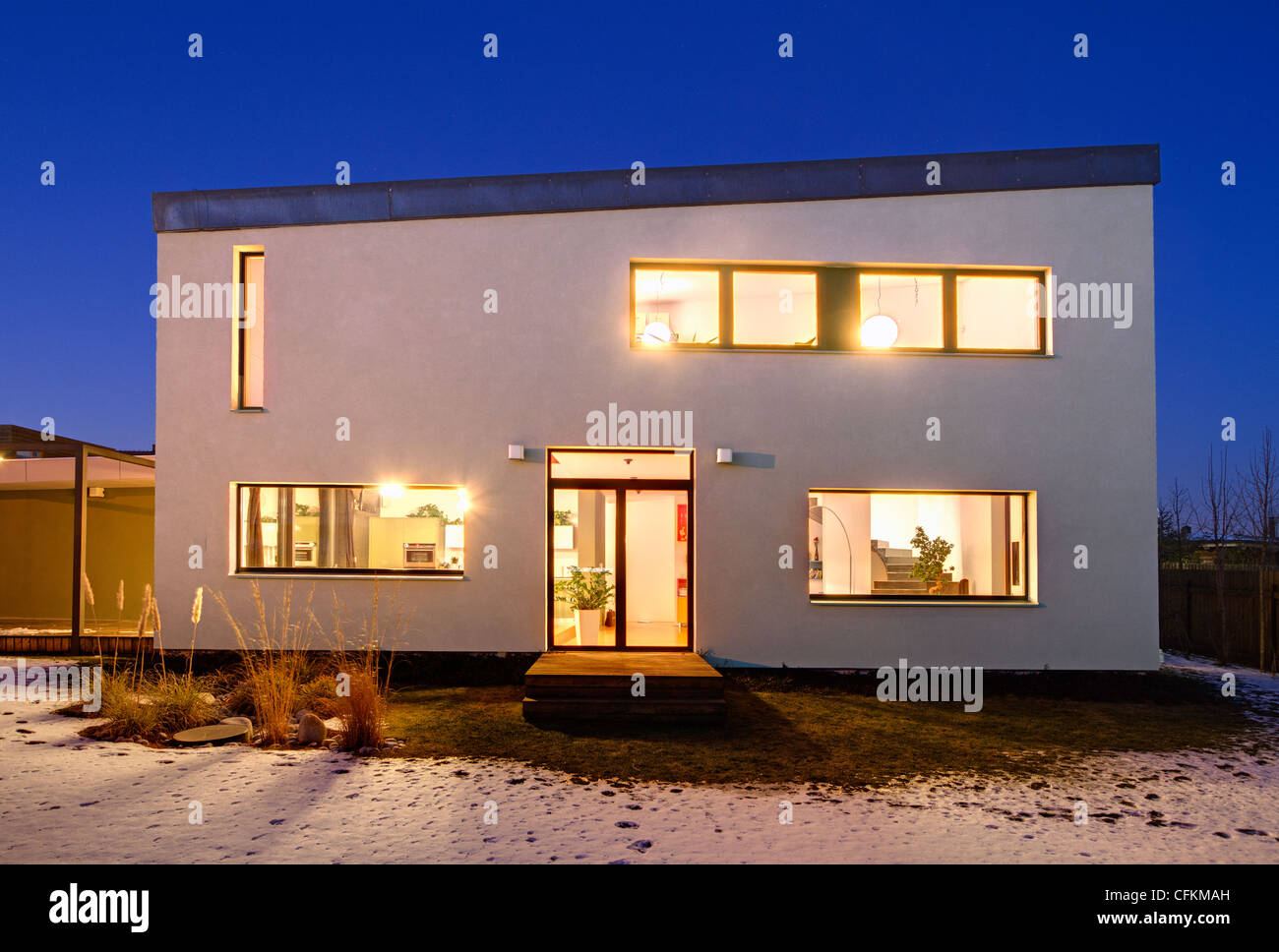 House night exterior dark hi-res stock photography and images - Alamy
