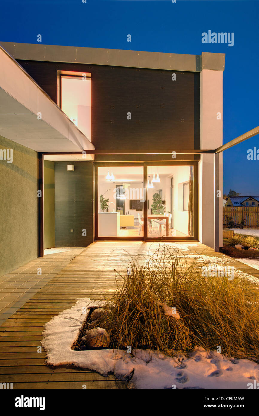 House night exterior residential hi-res stock photography and images ...