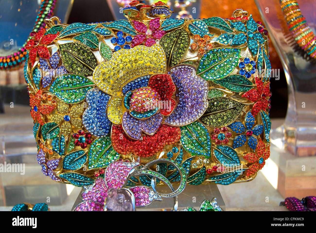 Hand bag in a windows display in a top shop of Chelsea Stock Photo - Alamy