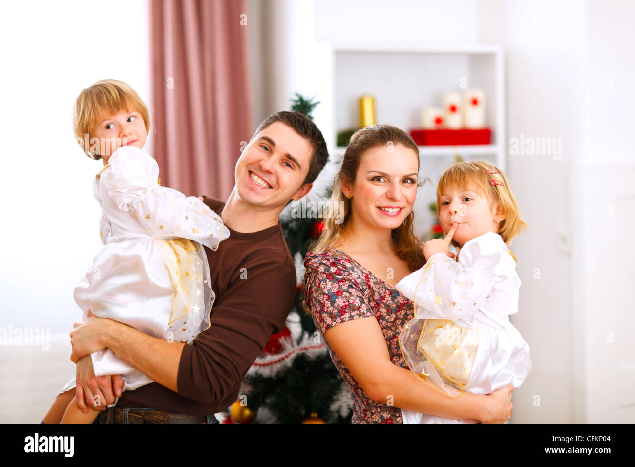 Family portrait mom dad twins hi-res stock photography and images - Alamy