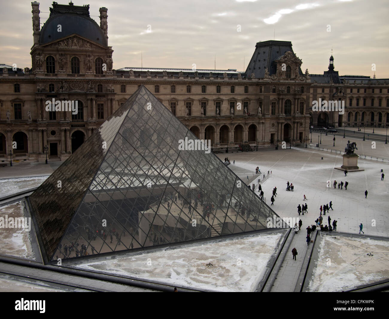 Louvre pyramid hi-res stock photography and images - Alamy