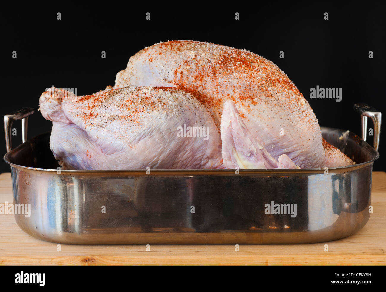 Raw turkey hi-res stock photography and images - Alamy