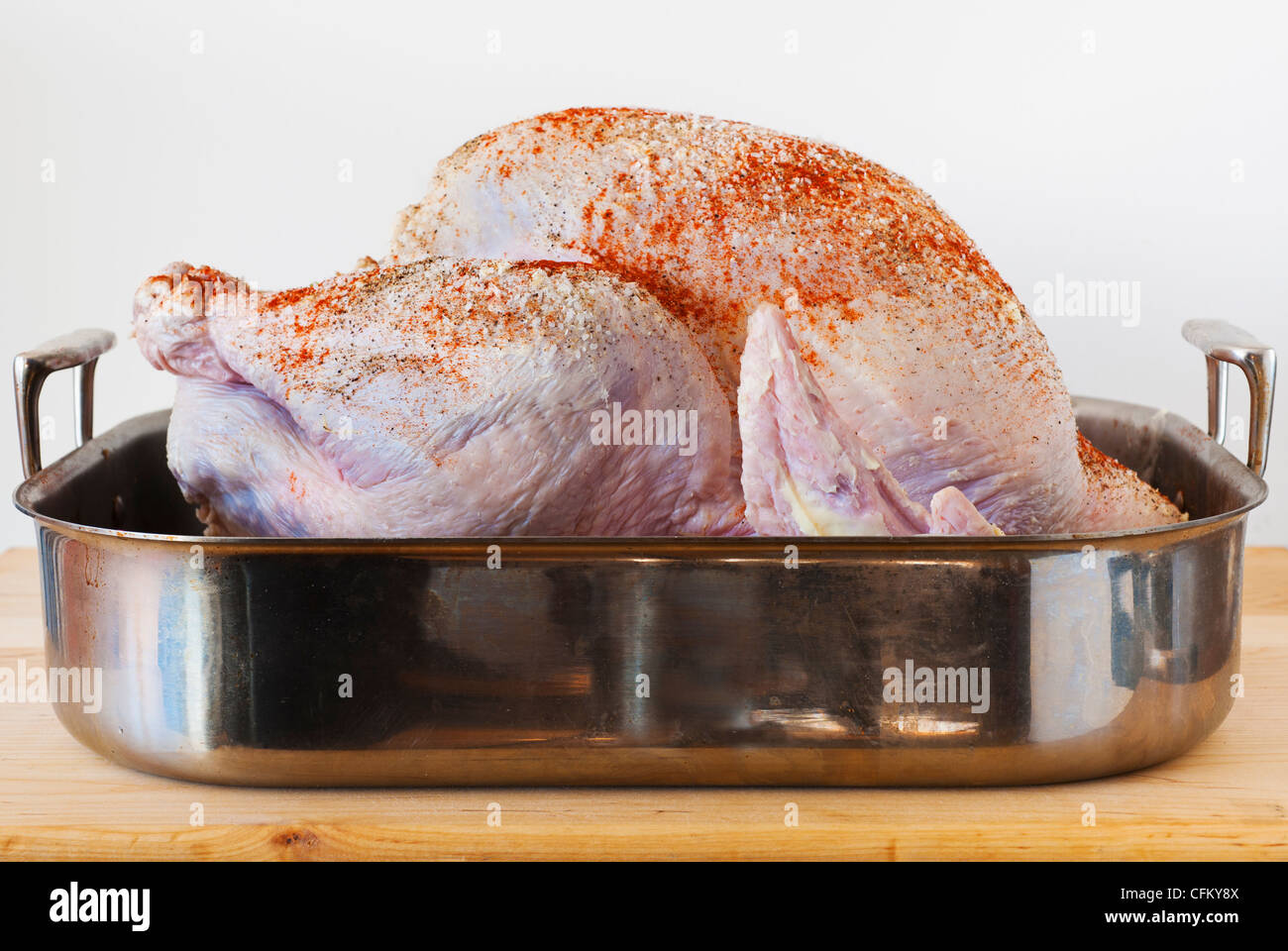 Raw turkey on roasting pan Stock Photo - Alamy