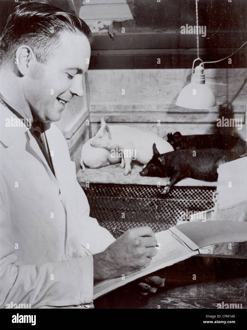 Scientist research 1900s hi-res stock photography and images - Alamy