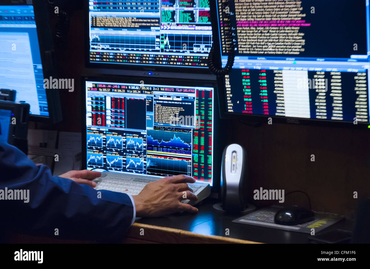 Stock market trader hi-res stock photography and images - Alamy