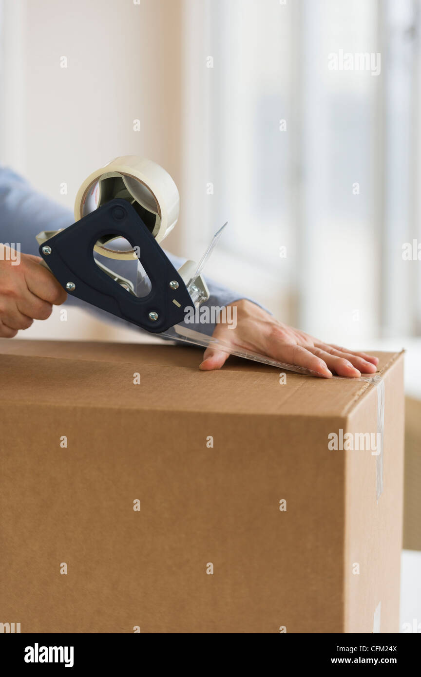 Delivery hands hi-res stock photography and images - Alamy
