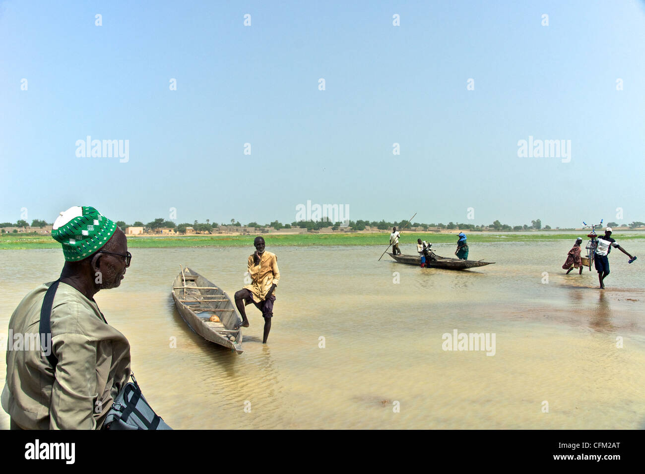 Mali men fish hi-res stock photography and images - Alamy