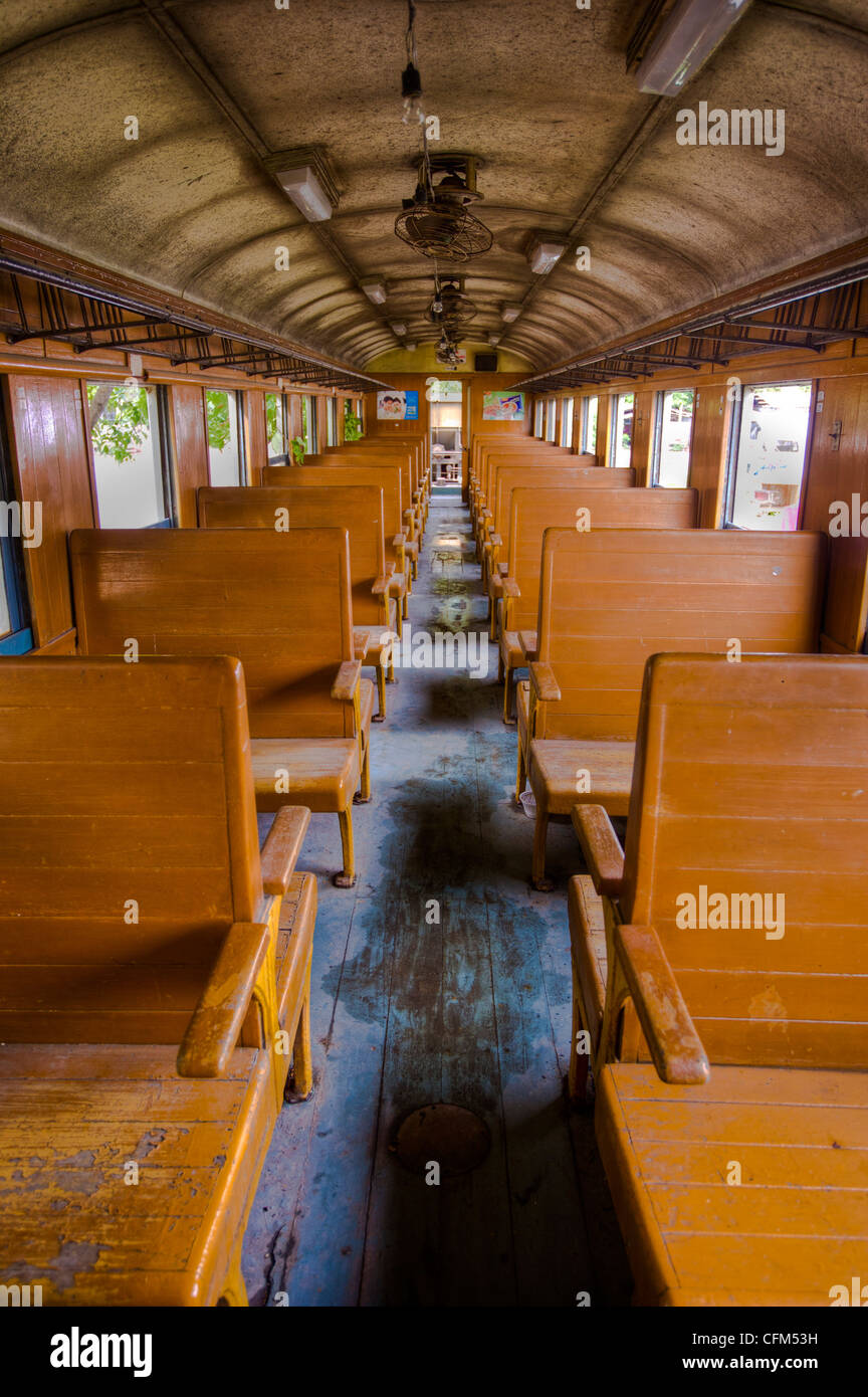 Train wooden bench hi-res stock photography and images - Alamy