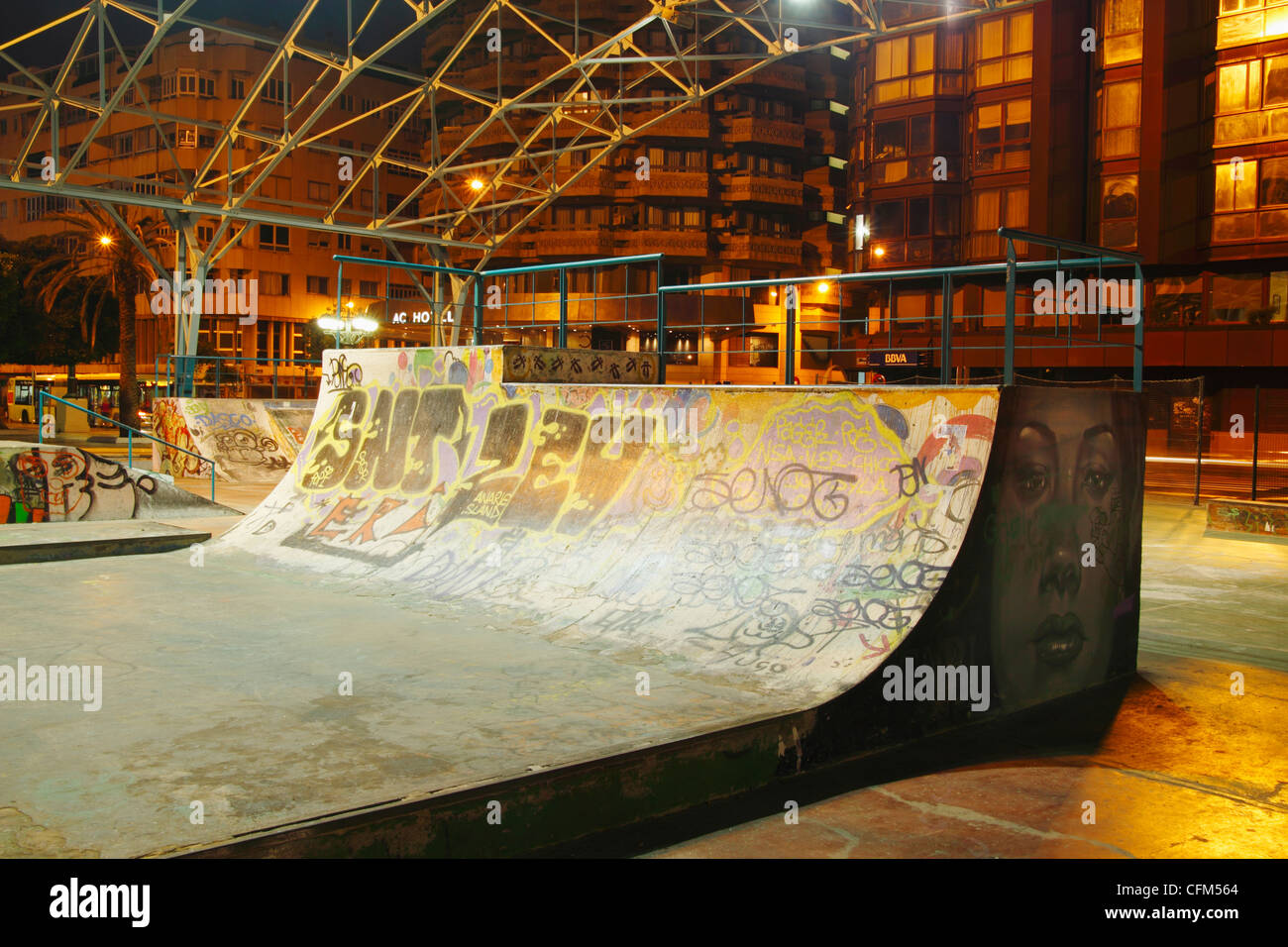 Skateboard park at night Stock Photo - Alamy