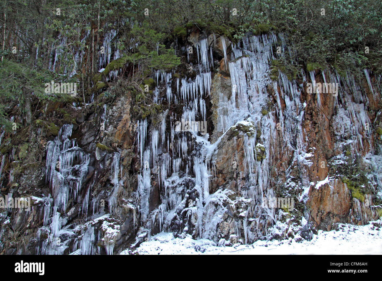 Icicles in cliff face hi-res stock photography and images - Alamy