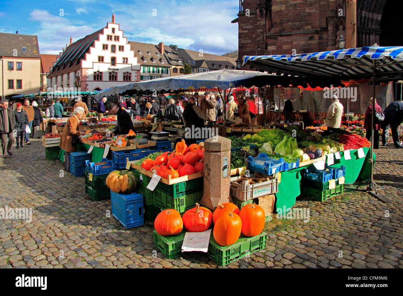 Market at Minster Square (Munsterplatz), Freiburg, Baden-Wurttemberg ...