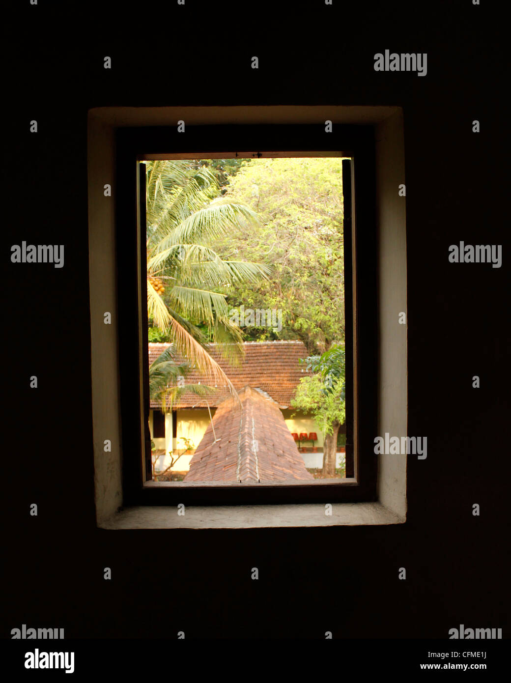 Outside frame hi-res stock photography and images - Alamy