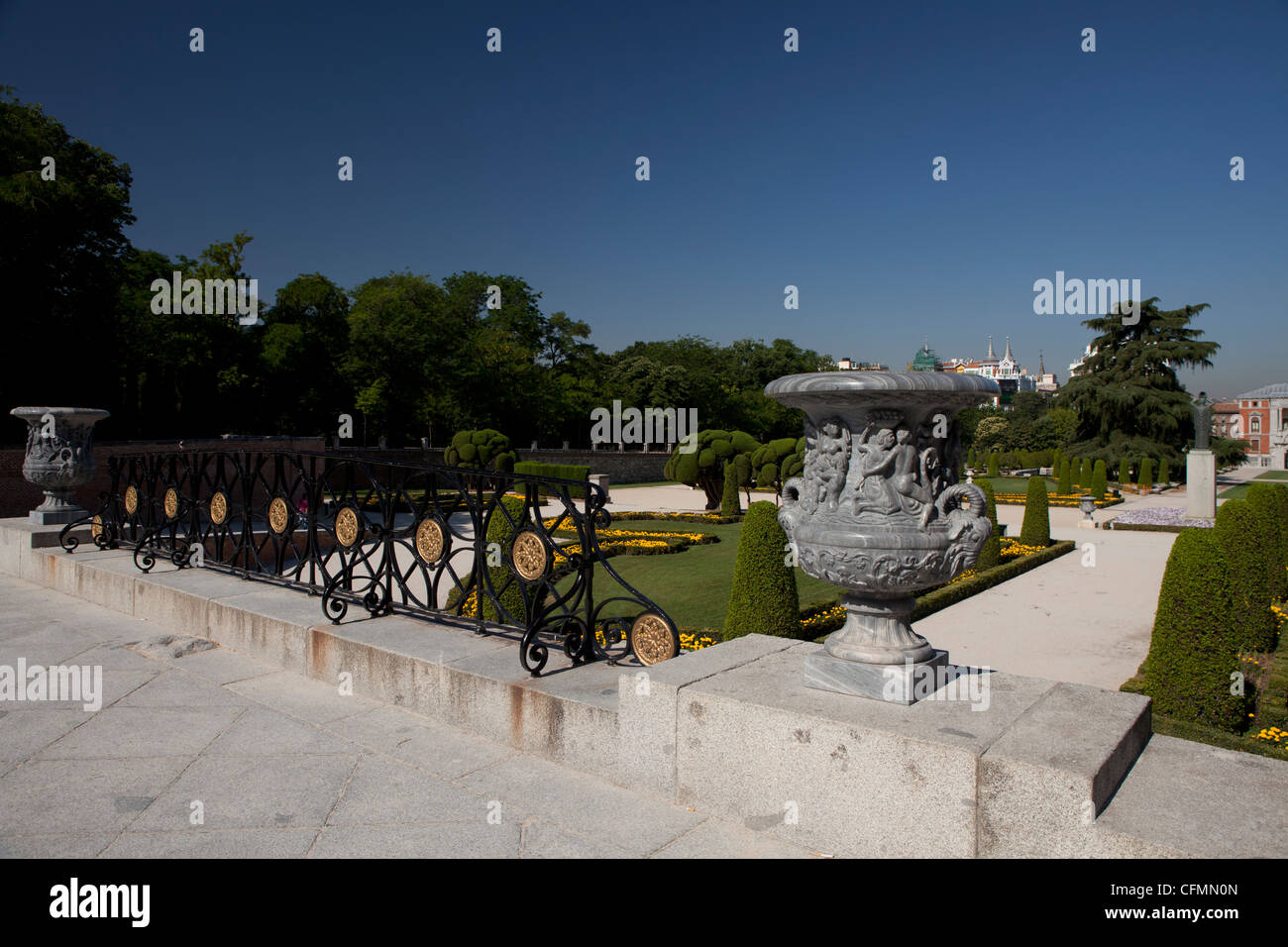Retiro garden park hi-res stock photography and images - Alamy