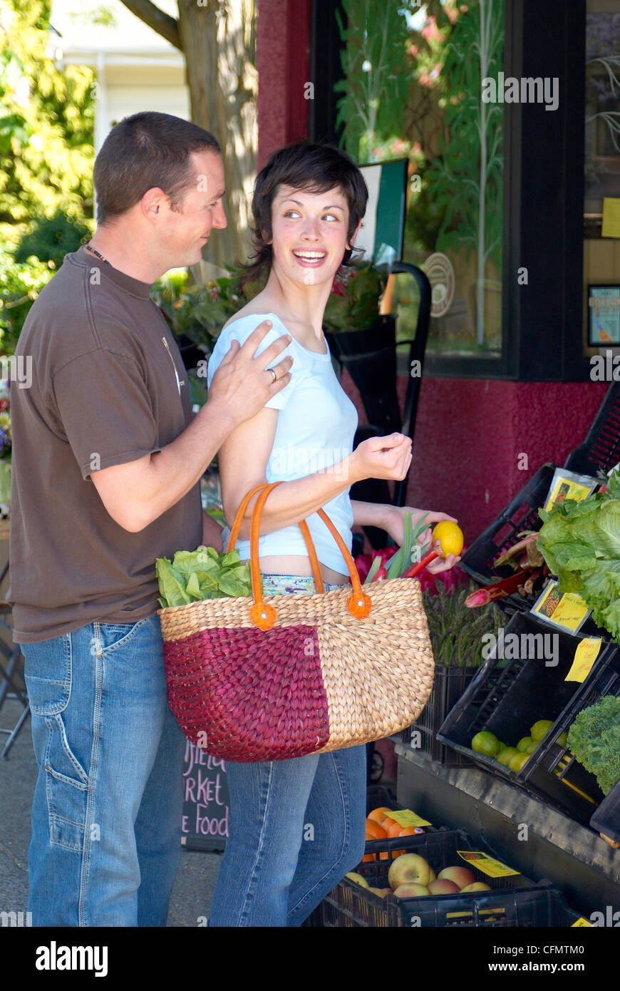 Couple Buying Fresh Produce at an Outdoor Stand Stock Photo - Alamy