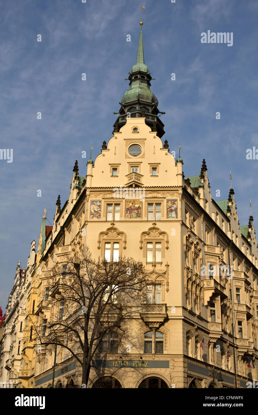 Paris corner building hi-res stock photography and images - Alamy