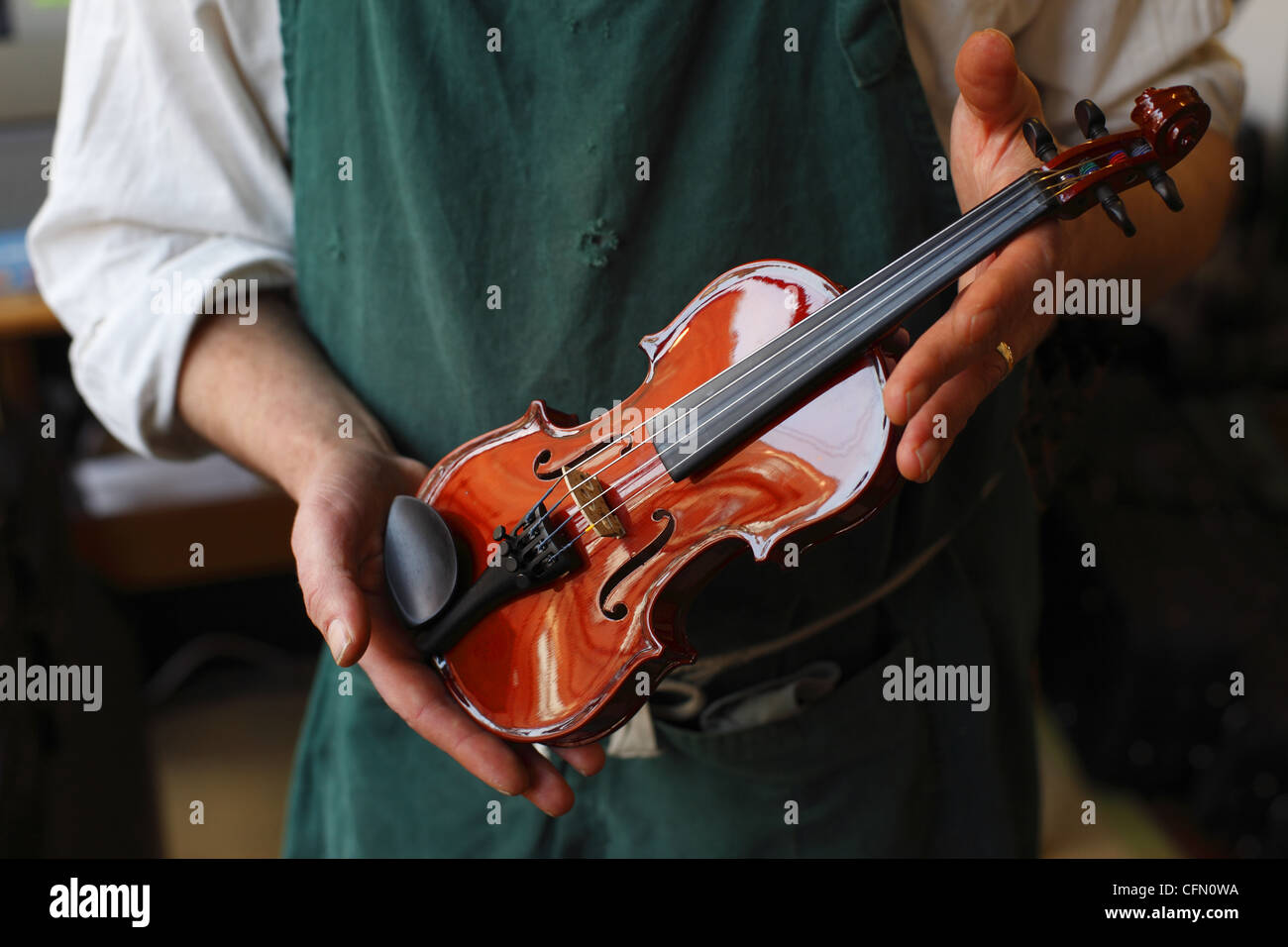 Small violin hi-res stock photography and images - Alamy