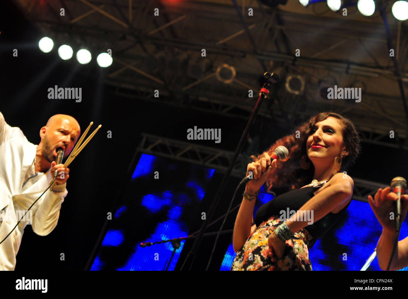 Band playing on stage hi-res stock photography and images - Alamy
