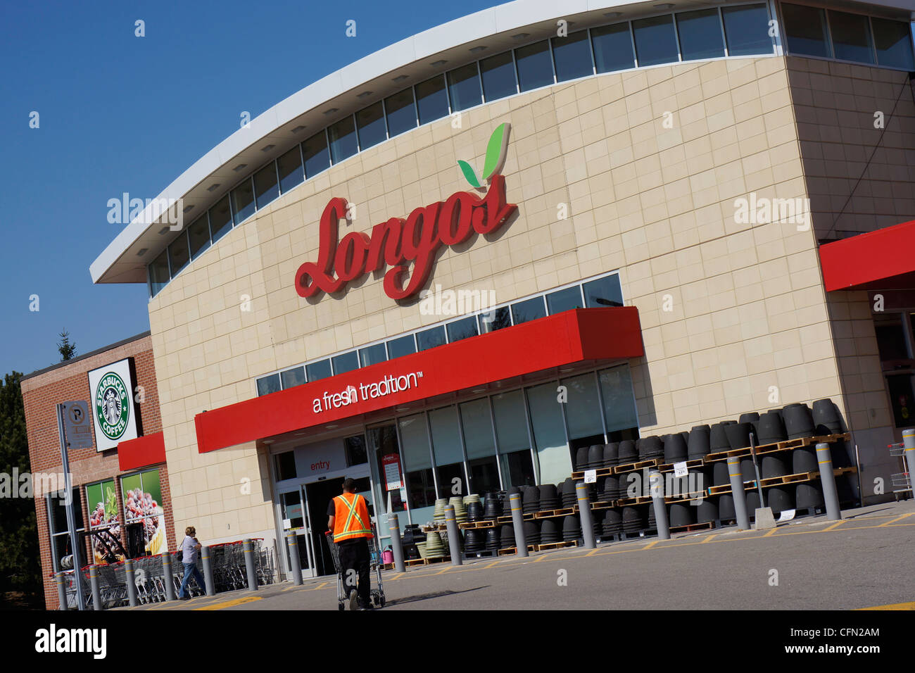 Grocery store outside hi-res stock photography and images - Alamy