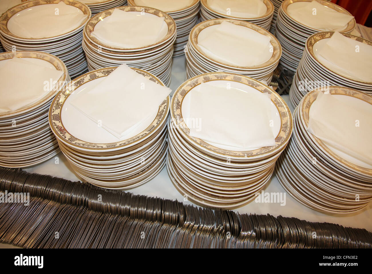 Pile of plates in the restaurant Stock Photo - Alamy