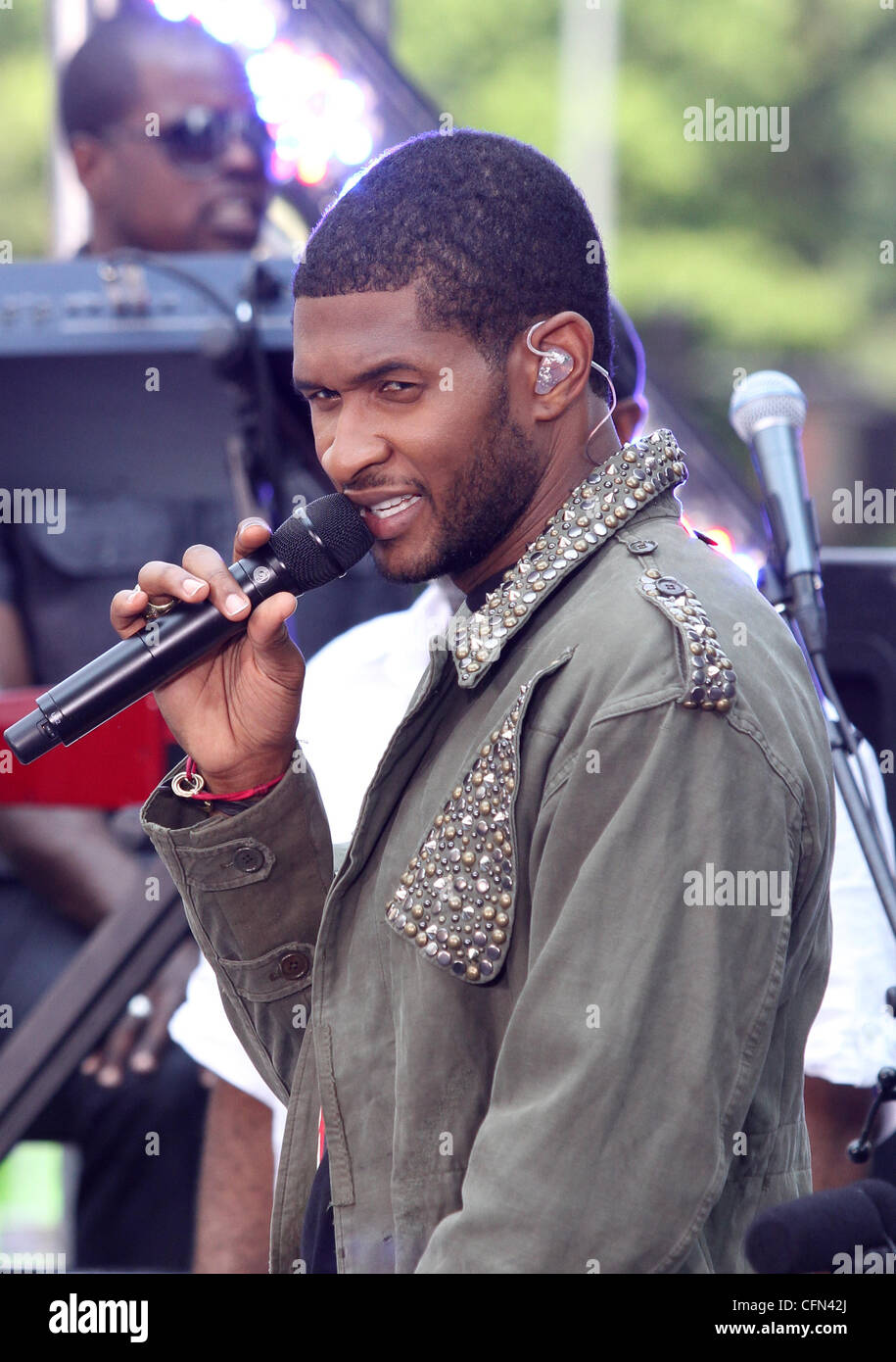 Usher performs on CBS 'The Early Show' at CBS Plaza New York City, USA ...