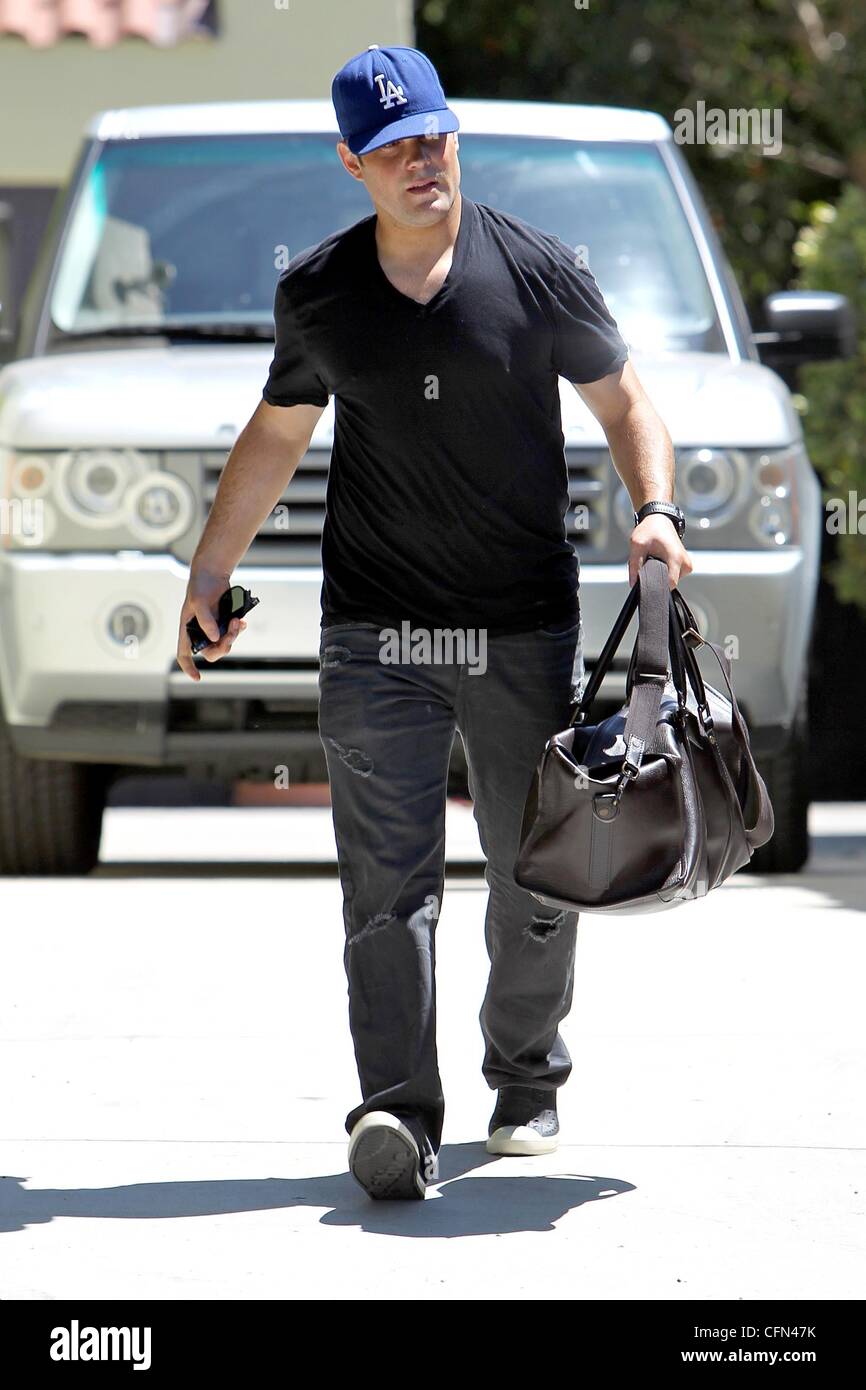 Mike Comrie Newlywed leaving his personal trainer's house in West ...