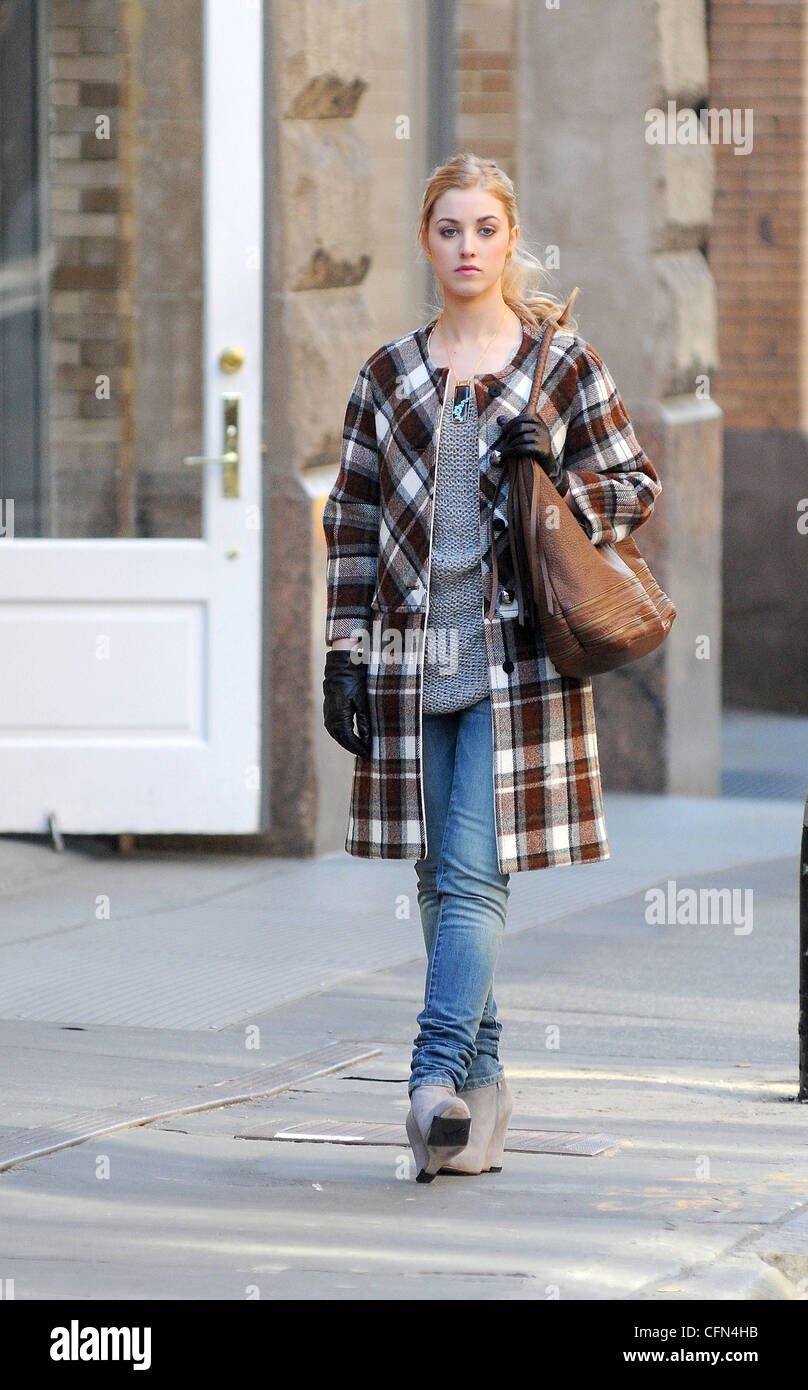 Ella Rae Peck on the 'Gossip Girl' film set on location in Manhattan ...