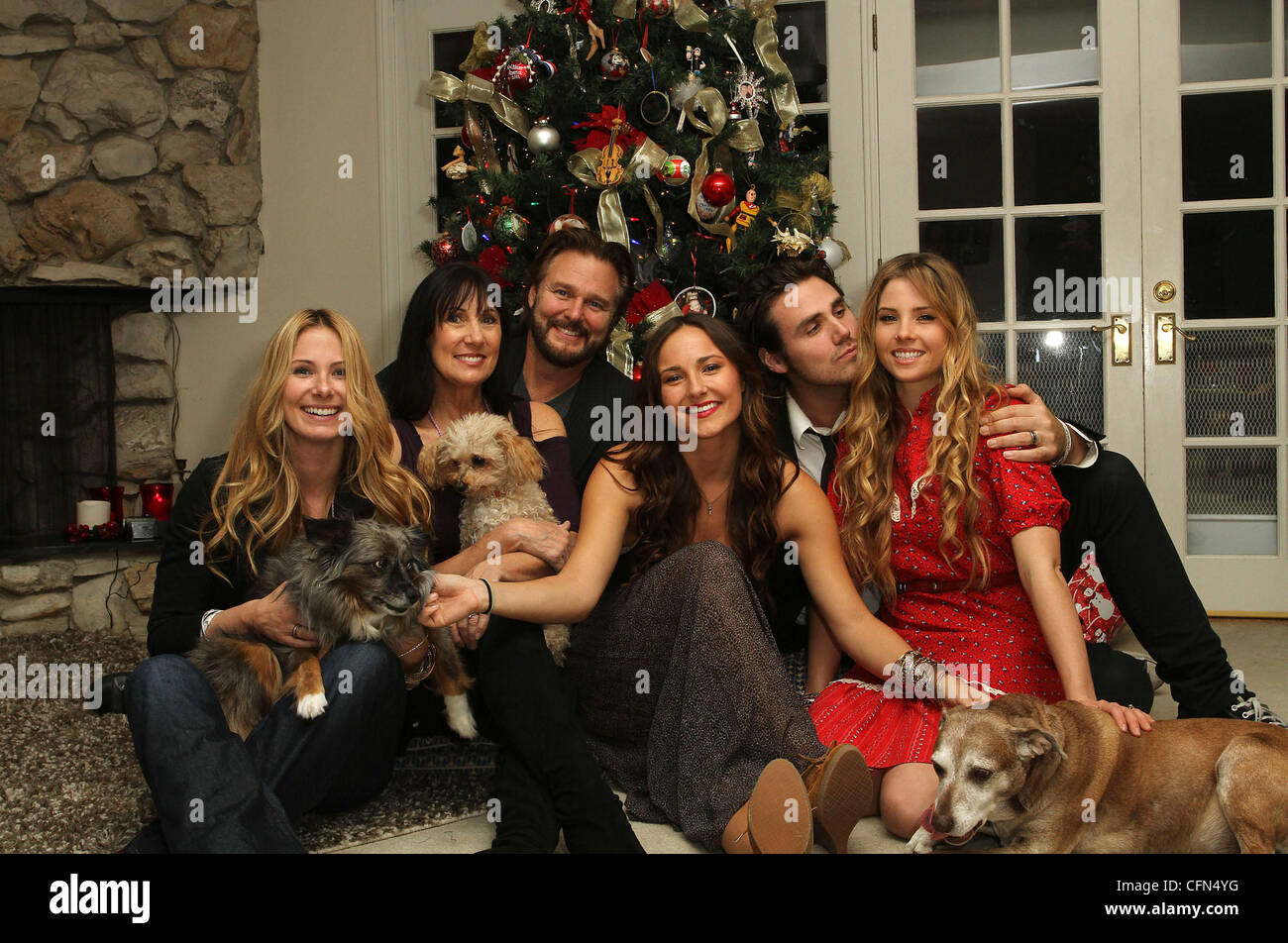 Vanessa, Pam, Greg, Briana, Jason, Victoria Evigan at Christmas dinner ...