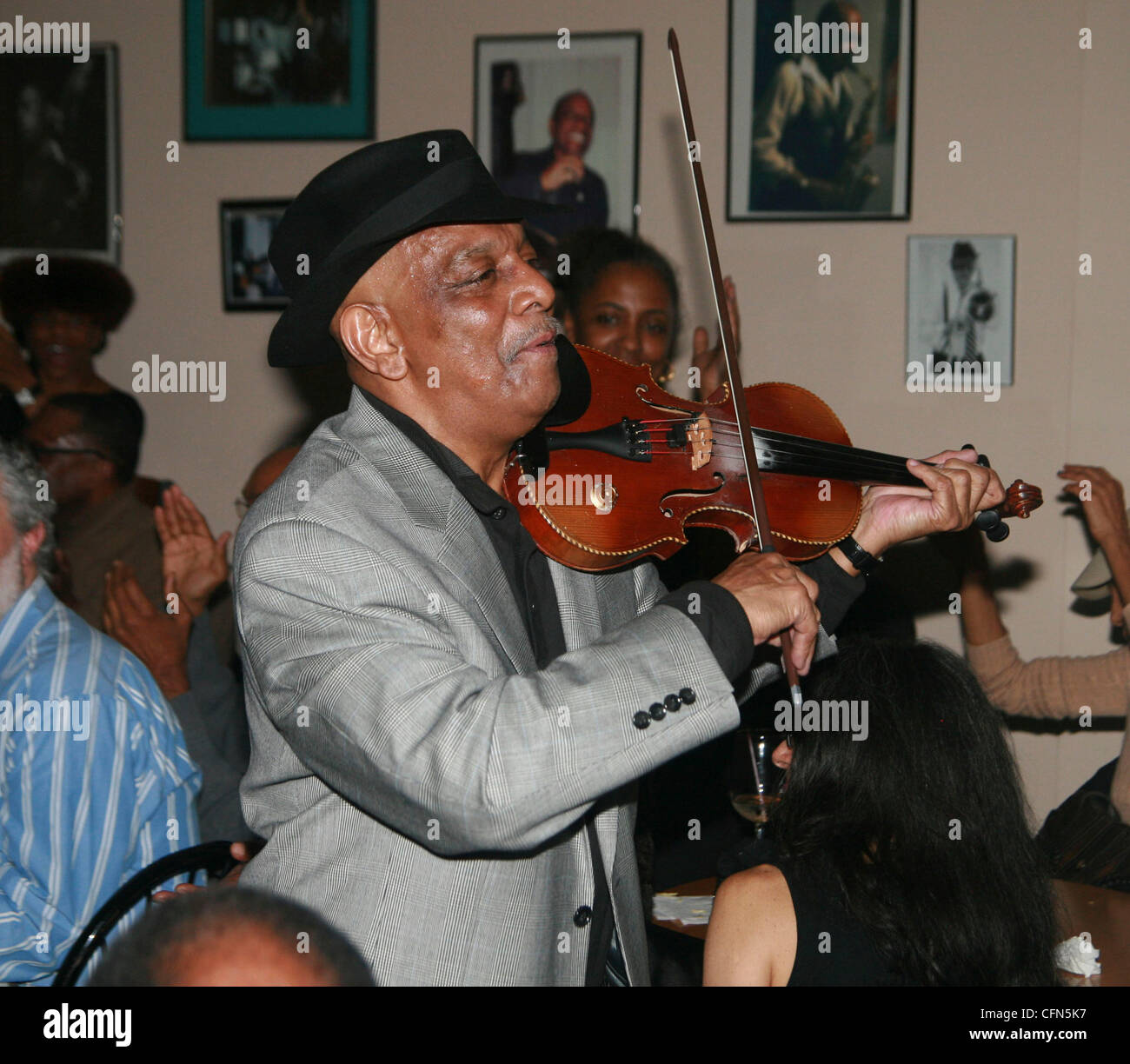 American jazz violinist Billy Bang performs at Sistas' Place in ...
