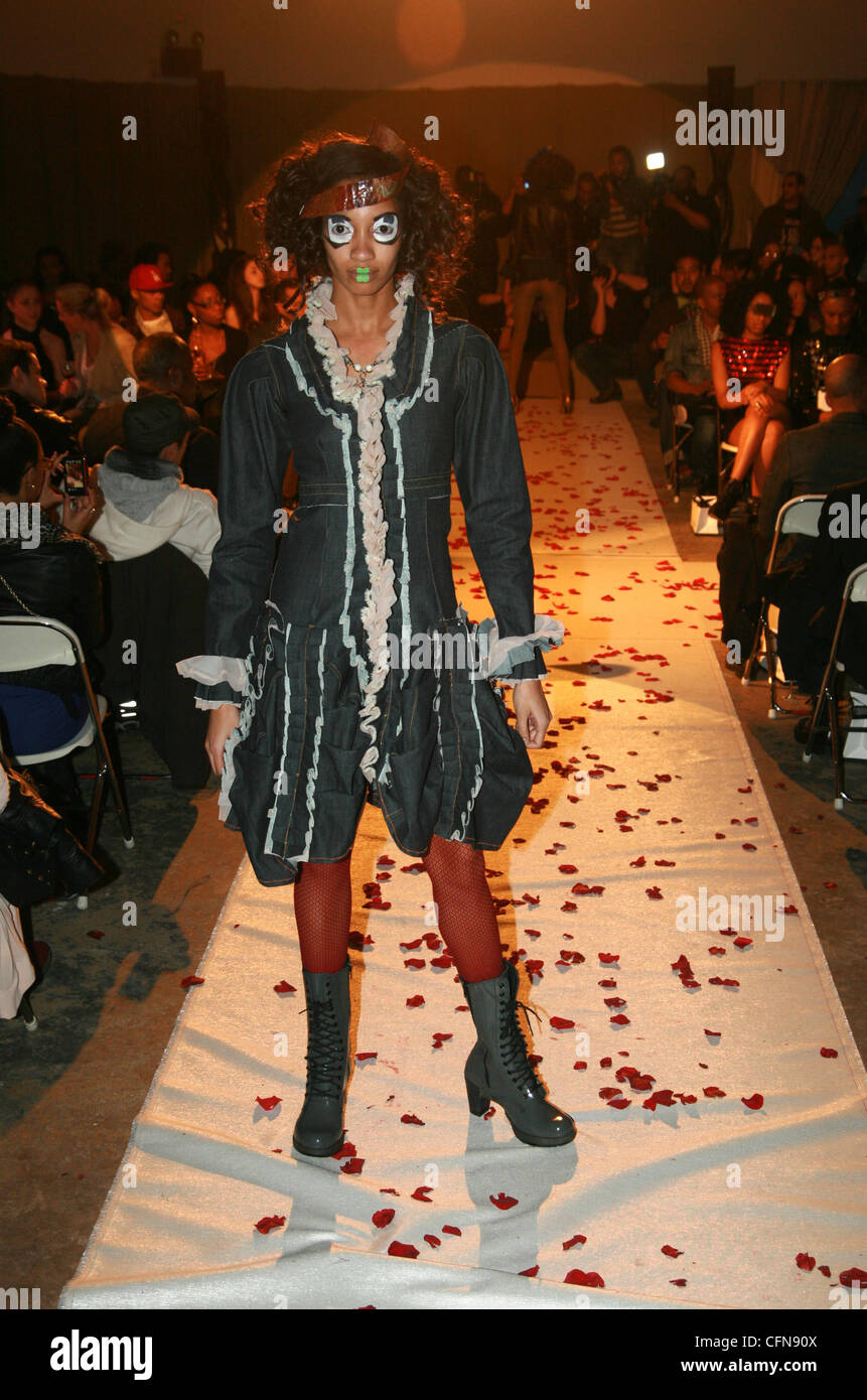 Model Mercedes-Benz IMG New York Fashion Week Fall 2011 - Adrian Alicea ...