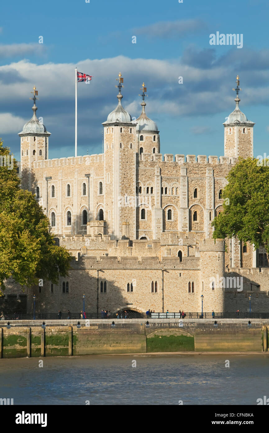 Vertical london tower hi-res stock photography and images - Alamy