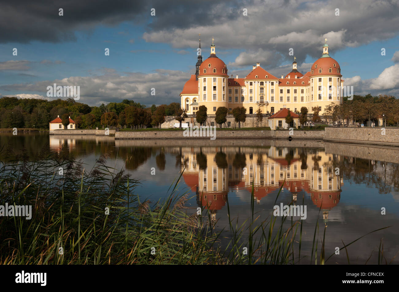 Baroque Moritzburg Castle and reflections in lake, Mortizburg, Sachsen ...