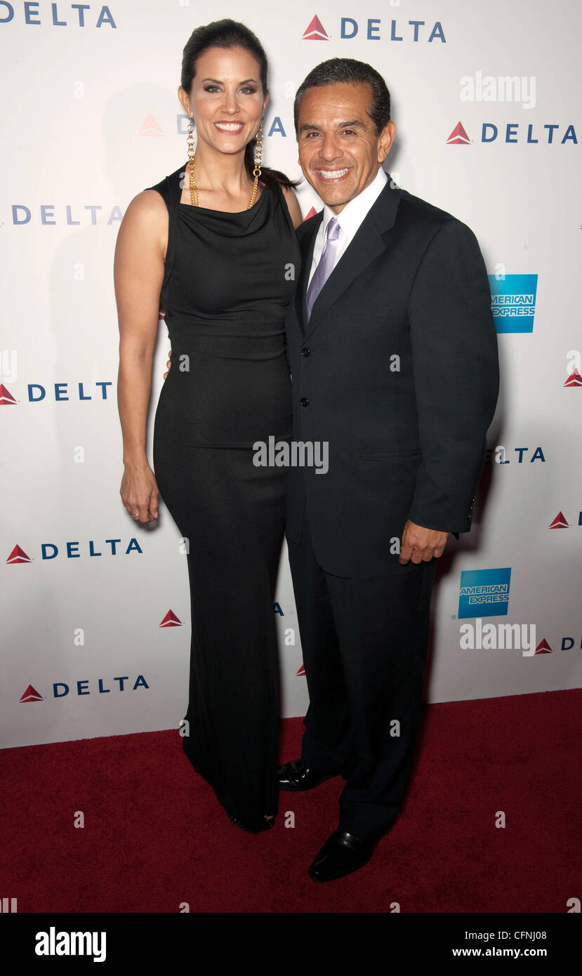Mayor antonio villaraigosa and lu parker hi-res stock photography and ...