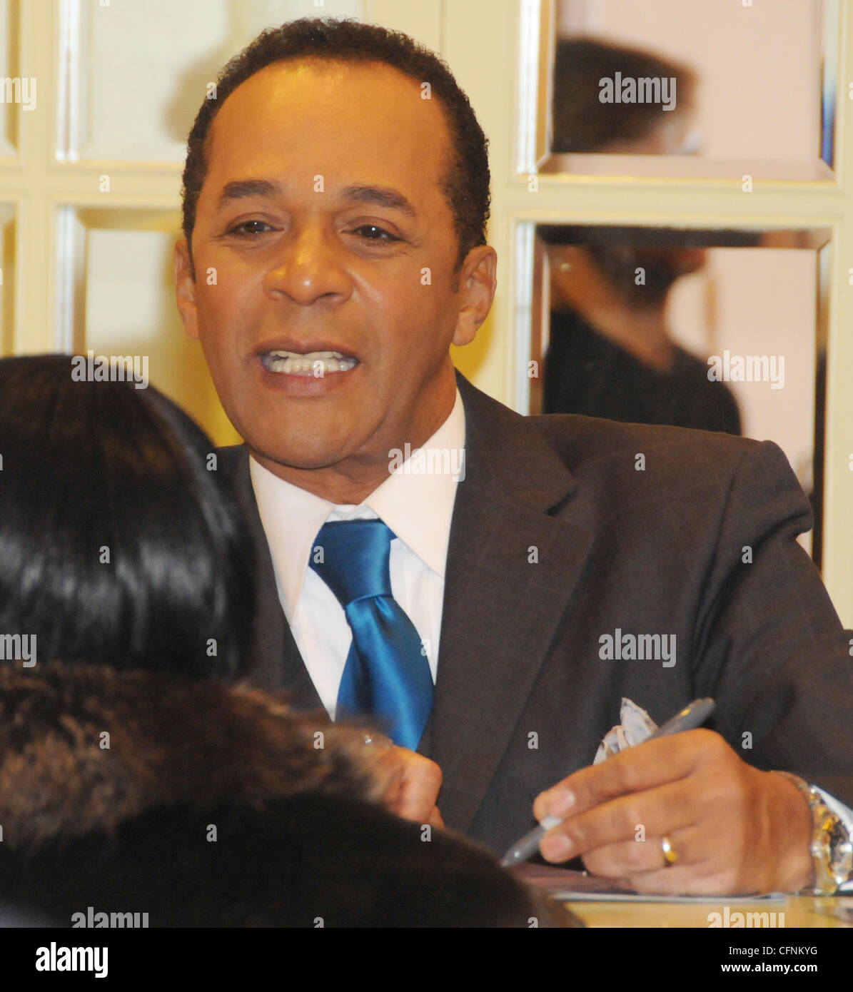 E signing hi-res stock photography and images - Alamy