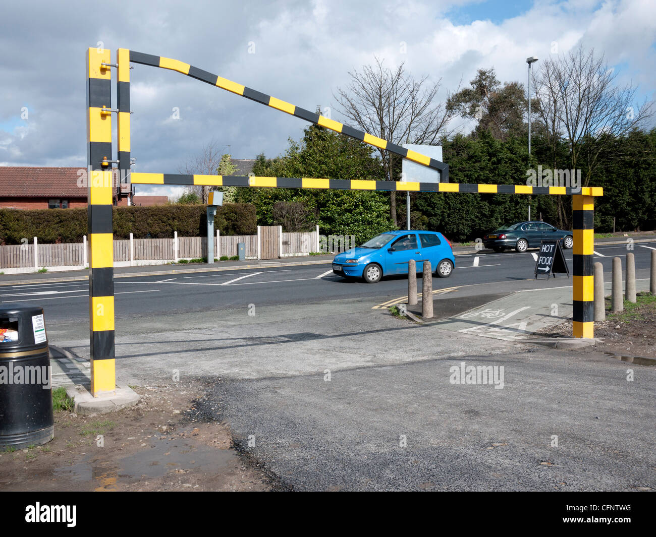 Car at gate england hi-res stock photography and images - Alamy