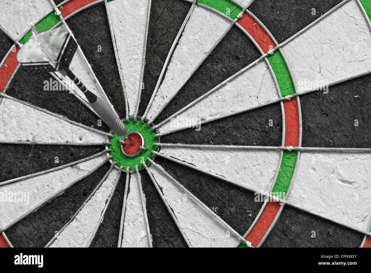 Single dart in the bulls eye on a dart board Stock Photo - Alamy