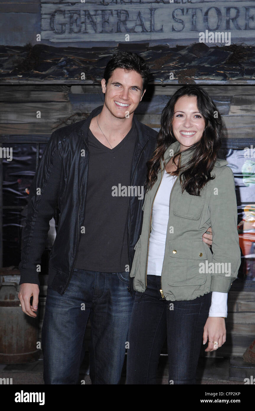Robbie Amell Girlfriend