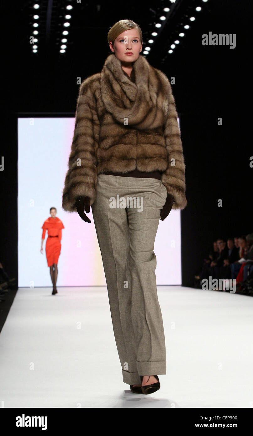 Model Mercedes-Benz IMG New York Fashion Week Fall 2011 - Carolina ...