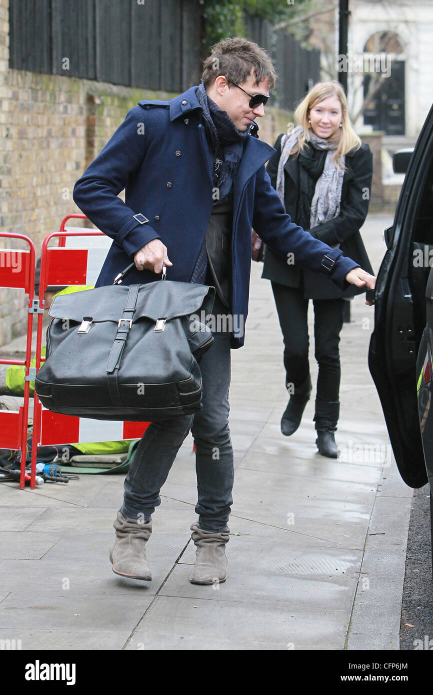 Jamie Hince leaving Kate Moss's home in London KATE MOSS ENGAGED ...