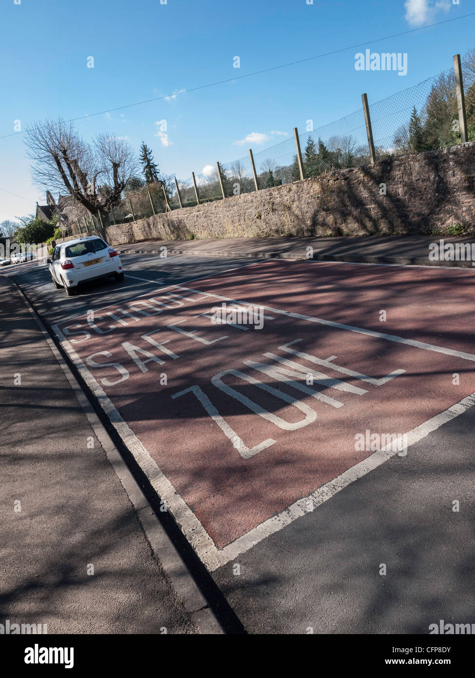 School road markings uk hi-res stock photography and images - Alamy