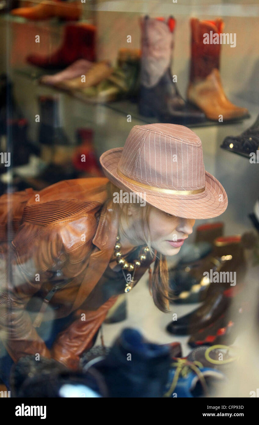 Elen Rivas shopping with her boyfriend in Chelsea London, England - 04. ...