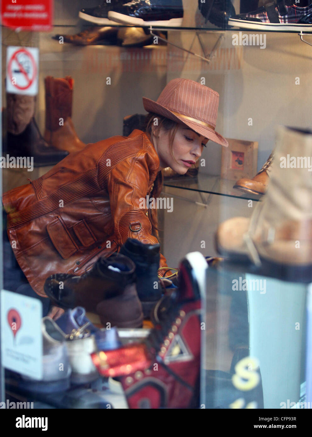 Elen Rivas shopping with her boyfriend in Chelsea London, England - 04. ...