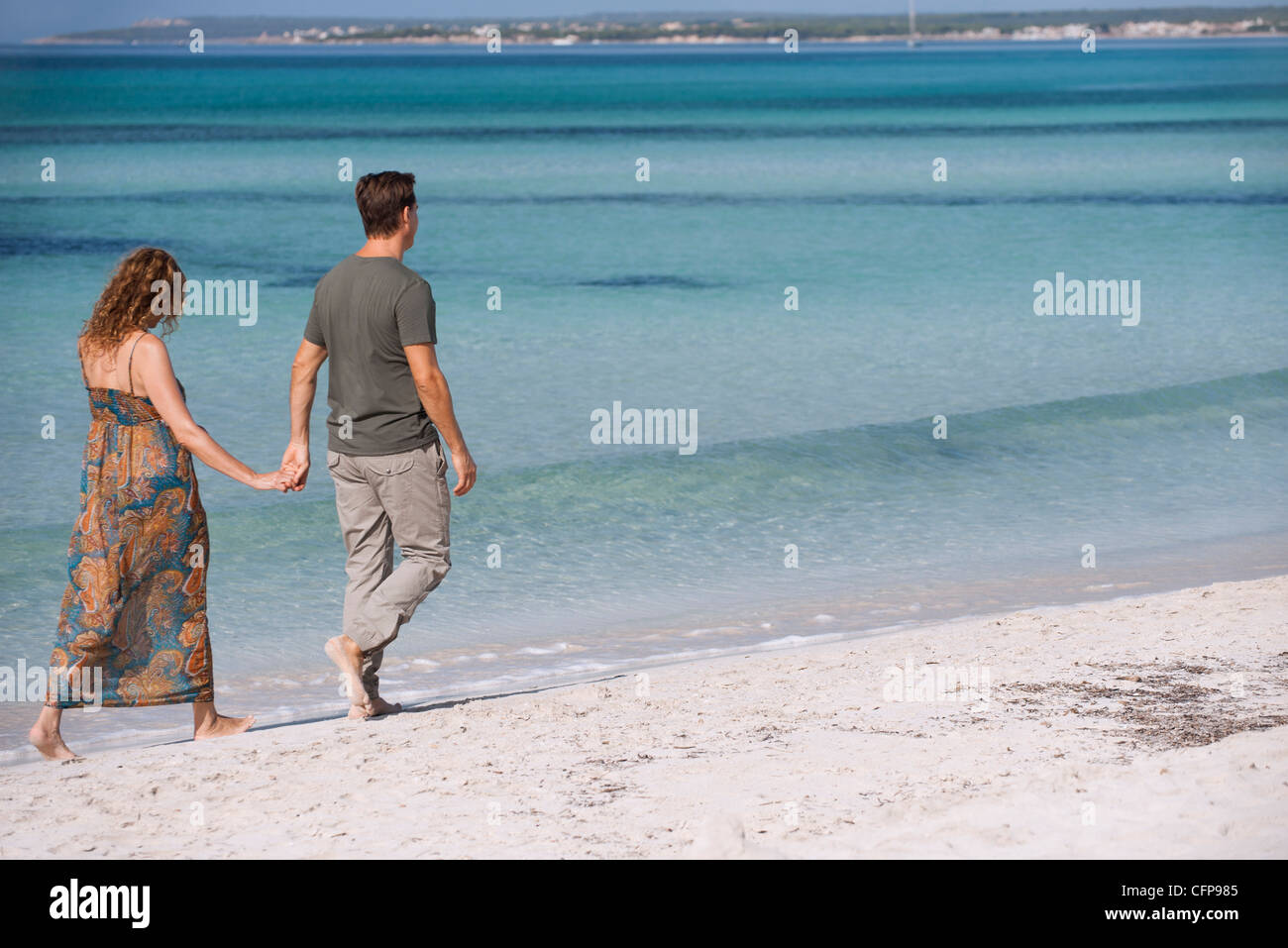 Two individuals walking at the beach hi-res stock photography and ...