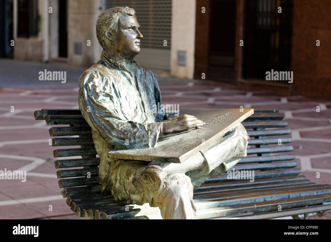 Bronze sculpture of man reading hi-res stock photography and images - Alamy