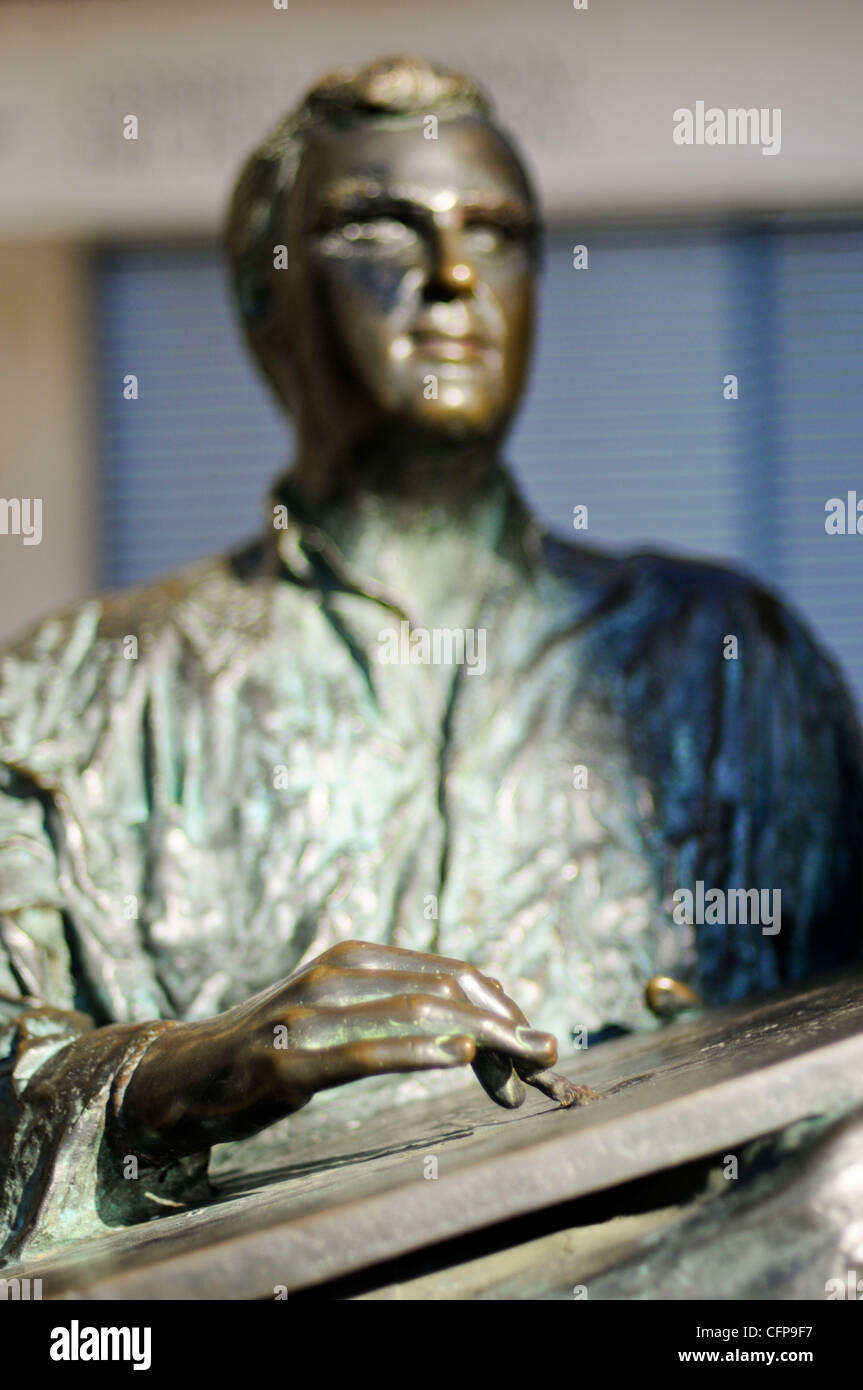 Bronze sculpture of man reading hi-res stock photography and images - Alamy