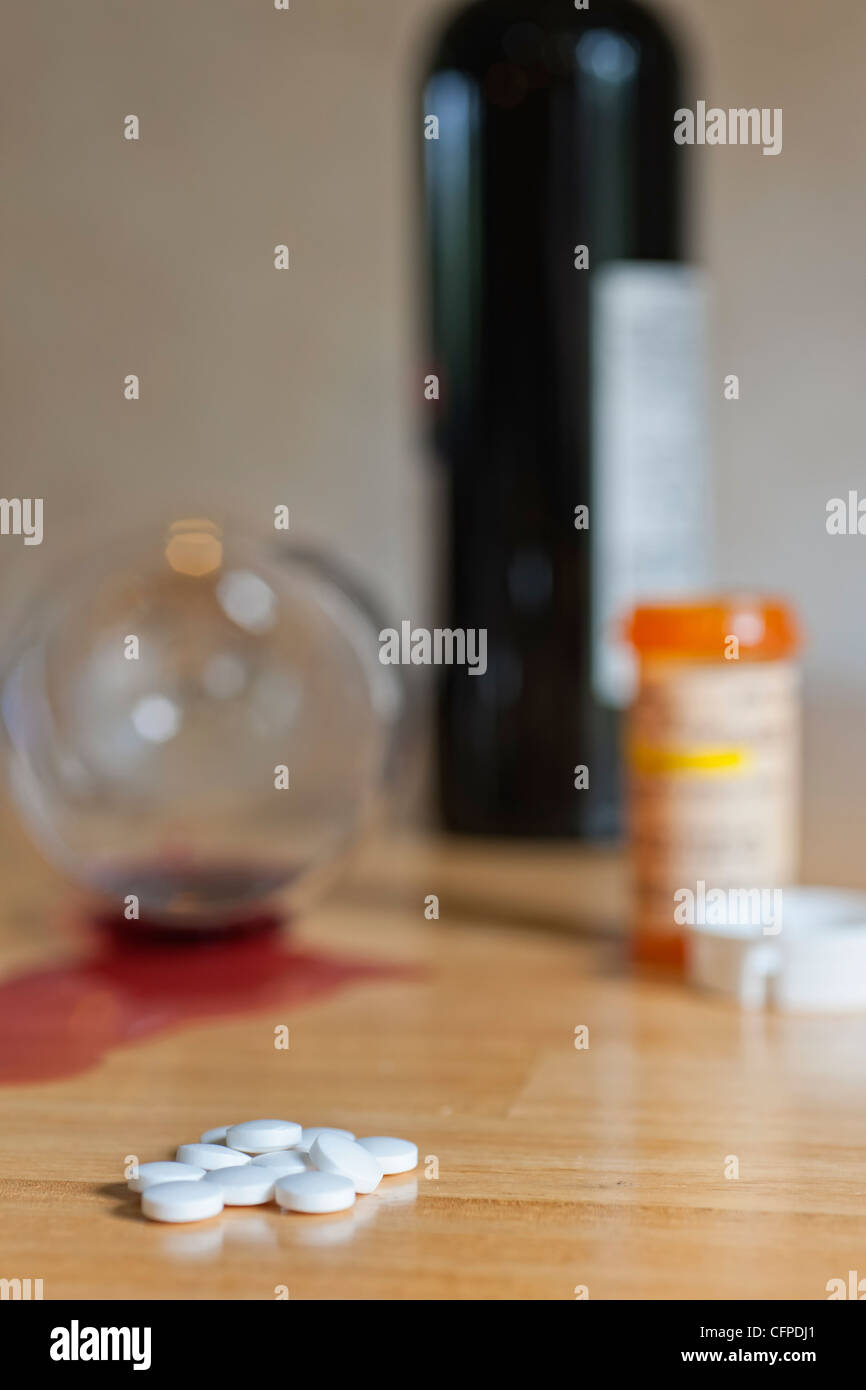 Tablets and alcohol Stock Photo - Alamy