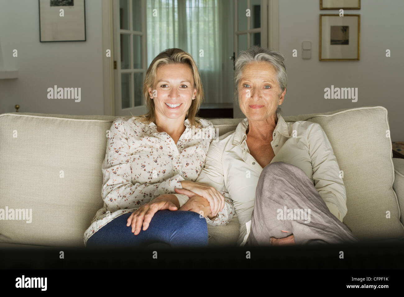 Woman sofa tv forties hi-res stock photography and images - Alamy